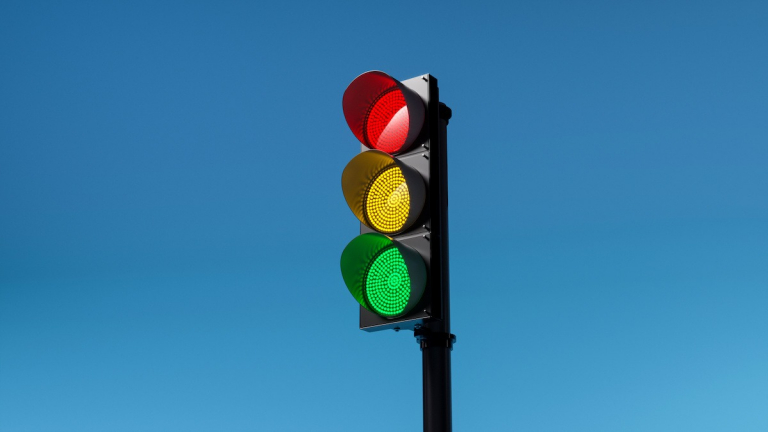 Sécurité routière : une quatrième couleur sur les feux de signalisation ...